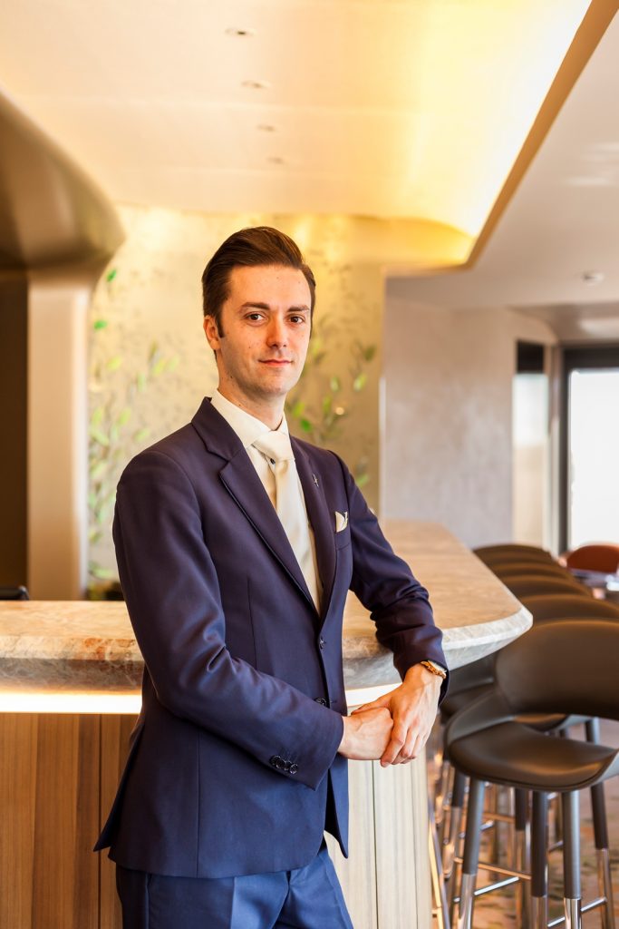 Il Giardino Bar: ecco il barman Gabriele Rizzi e il locale dell'Hotel ...